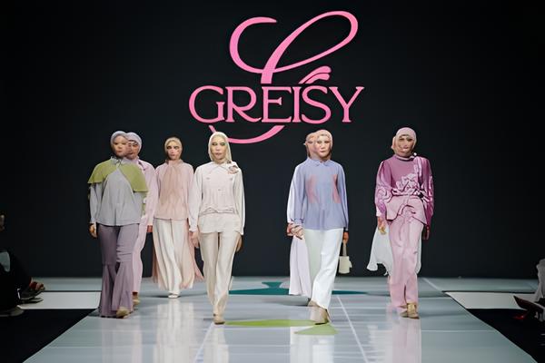 Di Ajang JMFW 2025 Greisy Perkenalkan Koleksi Bertema Sweet Ribbon Flo ...